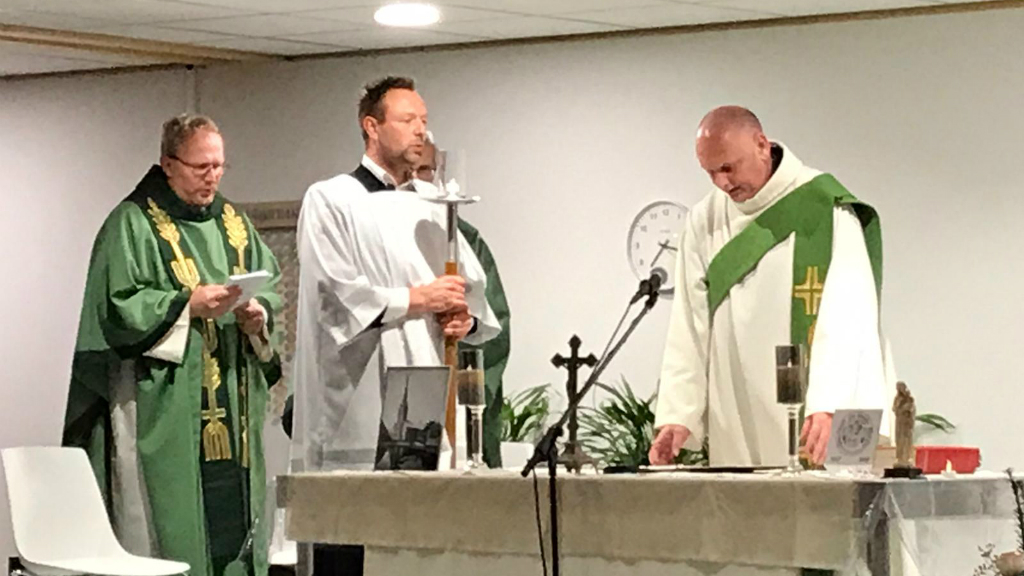 Terugluisteren: eerste kerkdienst Hoogmade na grote kerkbrand - Studio ...