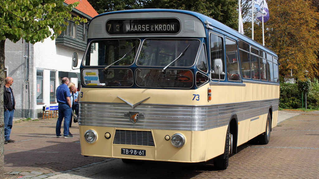 Oude bussen rijden langs monumenten tijdens Open Monumentendag - Studio ...